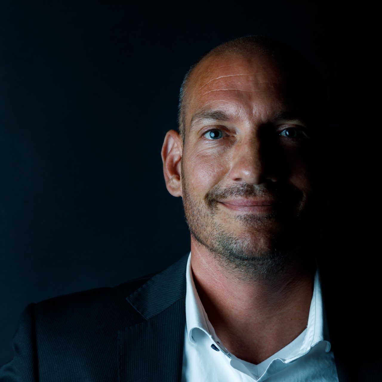 Ruud wil op zijn handen leren zitten - De Erkende Toezichthouder